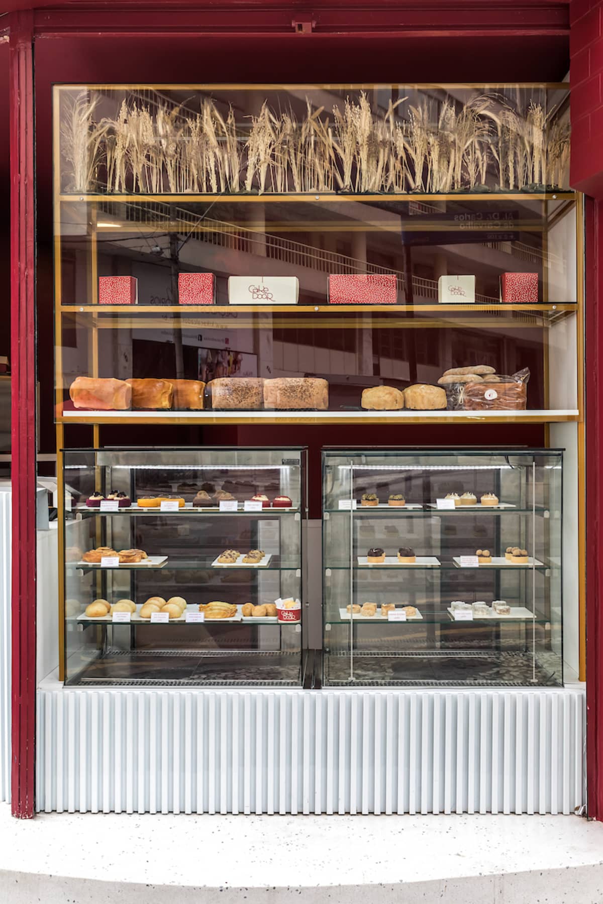 Cake Door - a Corner Bakery by BOSCARDIN CORSI Architects